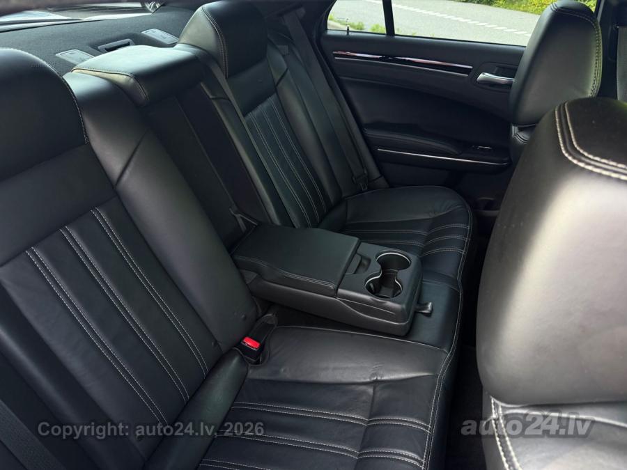 Melns Chrysler 300 2018 Tallina, ar dzinēja tilpumu 3.60 L un nobraukumu 120 tūkst. km par 18999 €, foto 10 vietnē AUTOMOTO.COM.LV