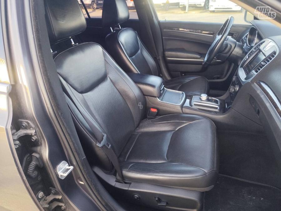 Grey Chrysler 300 2019 in Siauliai, with an engine capacity of 3.60 L and mileage of 170 thousand km for 12500 €, photo 18 on AUTOMOTO.COM.LV