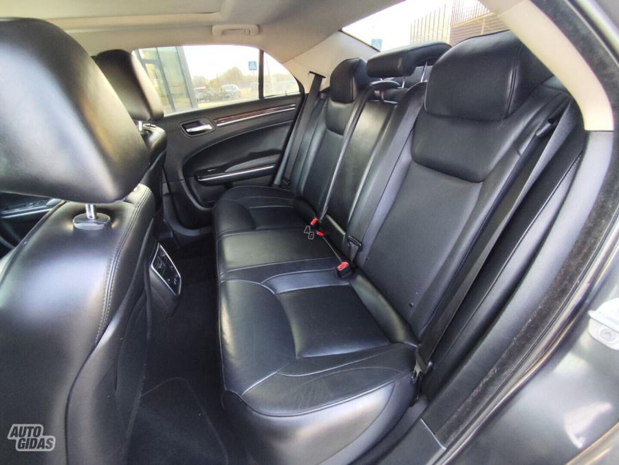 Grey Chrysler 300 2019 in Siauliai, with an engine capacity of 3.60 L and mileage of 170 thousand km for 12500 €, photo 21 on AUTOMOTO.COM.LV