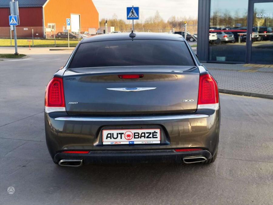 Pelēks Chrysler 300 2019 Šauļi, ar dzinēja tilpumu 3.60 L un nobraukumu 170 tūkst. km par 12500 €, foto 7 vietnē AUTOMOTO.COM.LV