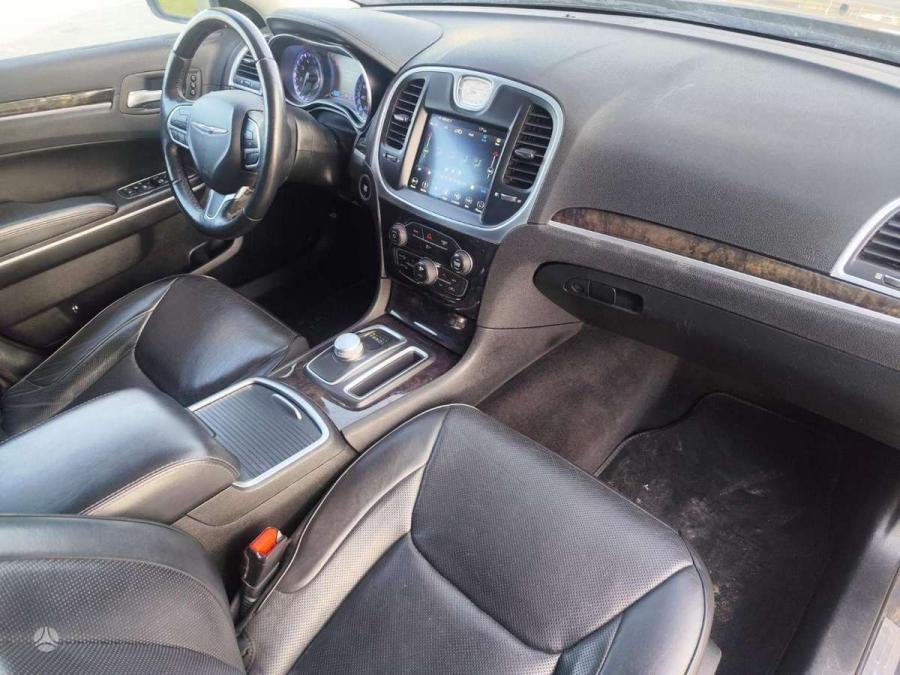 Pelēks Chrysler 300 2019 Šauļi, ar dzinēja tilpumu 3.60 L un nobraukumu 170 tūkst. km par 12500 €, foto 17 vietnē AUTOMOTO.COM.LV