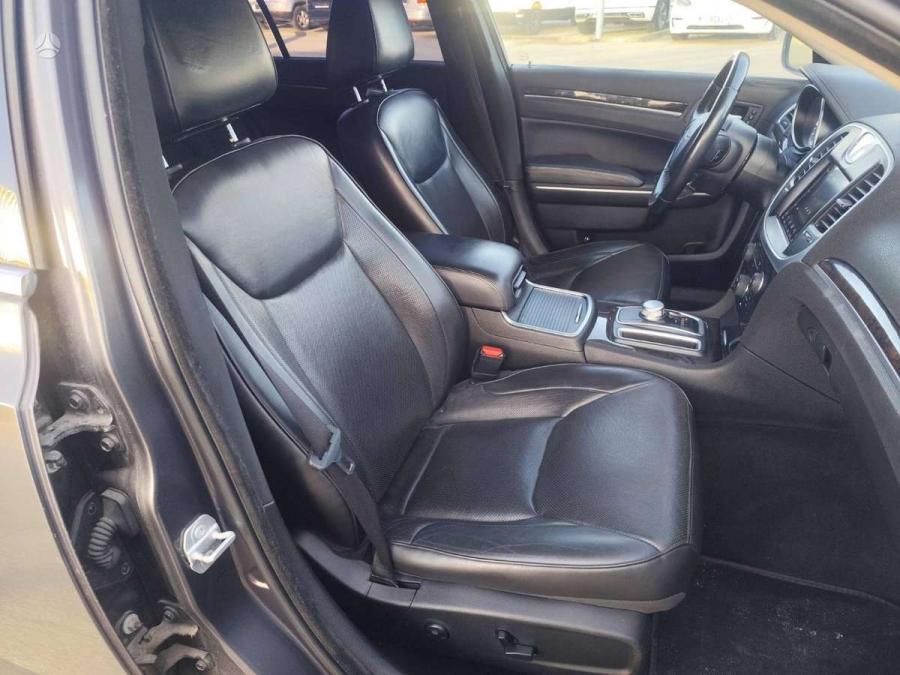 Pelēks Chrysler 300 2019 Šauļi, ar dzinēja tilpumu 3.60 L un nobraukumu 170 tūkst. km par 12500 €, foto 18 vietnē AUTOMOTO.COM.LV