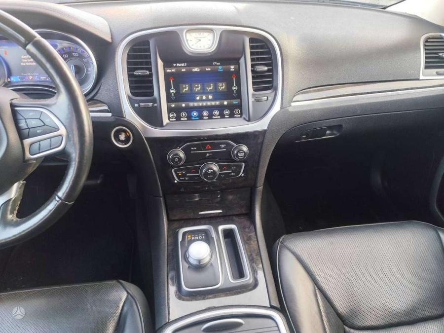 Pelēks Chrysler 300 2019 Šauļi, ar dzinēja tilpumu 3.60 L un nobraukumu 170 tūkst. km par 12500 €, foto 19 vietnē AUTOMOTO.COM.LV