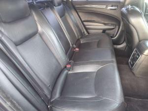 Pelēks Chrysler 300 2019 Šauļi, ar dzinēja tilpumu 3.60 L un nobraukumu 170 tūkst. km par 12500 €, foto 20 vietnē AUTOMOTO.COM.LV