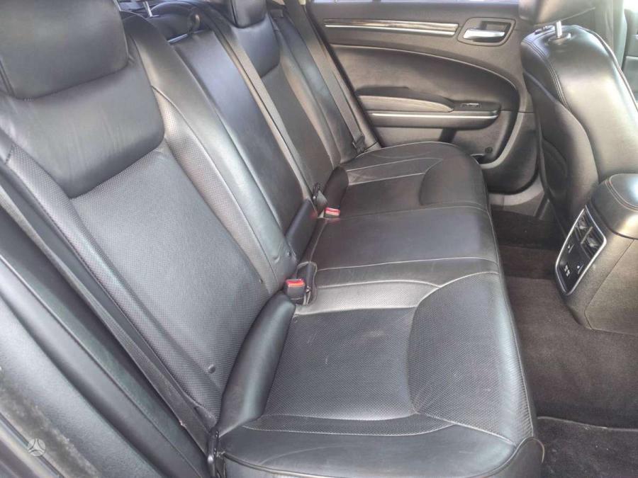 Pelēks Chrysler 300 2019 Šauļi, ar dzinēja tilpumu 3.60 L un nobraukumu 170 tūkst. km par 12500 €, foto 20 vietnē AUTOMOTO.COM.LV