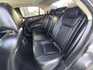 Pelēks Chrysler 300 2019 Šauļi, ar dzinēja tilpumu 3.60 L un nobraukumu 170 tūkst. km par 12500 €, foto 21 vietnē AUTOMOTO.COM.LV