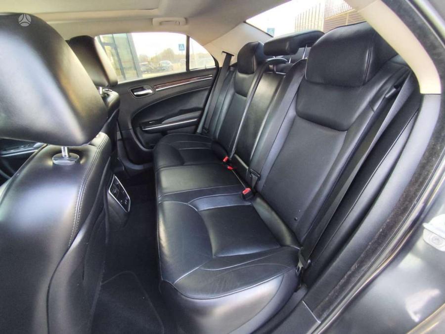 Pelēks Chrysler 300 2019 Šauļi, ar dzinēja tilpumu 3.60 L un nobraukumu 170 tūkst. km par 12500 €, foto 21 vietnē AUTOMOTO.COM.LV