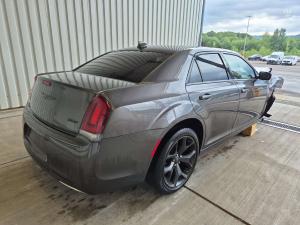 Pelēks Chrysler 300 2022 Telšiai, ar dzinēja tilpumu 3.60 L un nobraukumu 33 tūkst. km par 12100 €, foto 3 vietnē AUTOMOTO.COM.LV