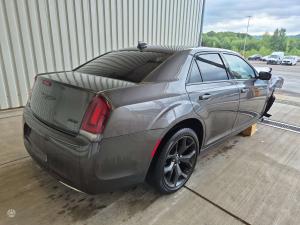 Pelēks Chrysler 300 2022 Telšiai, ar dzinēja tilpumu 3.60 L un nobraukumu 33 tūkst. km par 6000 €, foto 5 vietnē AUTOMOTO.COM.LV