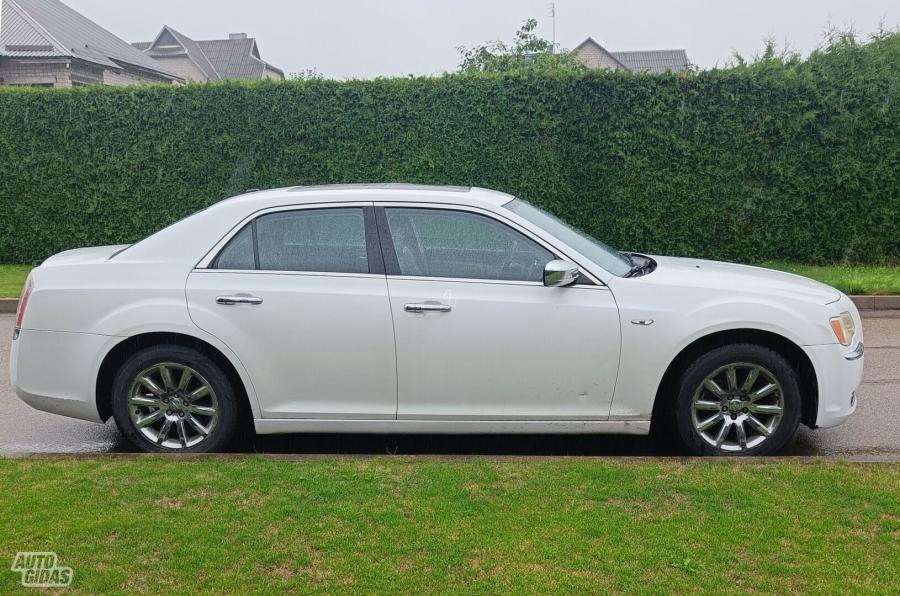 White Chrysler 300 2012 in Siauliai, with an engine capacity of 3.60 L and mileage of 190 thousand km for 5500 €, photo 5 on AUTOMOTO.COM.LV