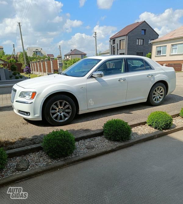 White Chrysler 300 2012 in Siauliai, with an engine capacity of 3.60 L and mileage of 190 thousand km for 5500 €, photo 1 on AUTOMOTO.COM.LV