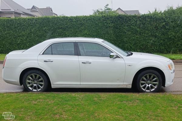 White Chrysler 300 2012 in Siauliai, with an engine capacity of 3.60 L and mileage of 190 thousand km for 5500 €, photo 4 on AUTOMOTO.COM.LV