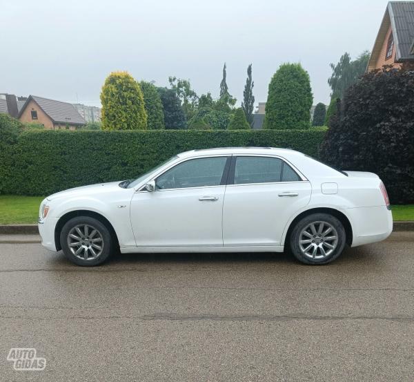 White Chrysler 300 2012 in Siauliai, with an engine capacity of 3.60 L and mileage of 190 thousand km for 5500 €, photo 5 on AUTOMOTO.COM.LV