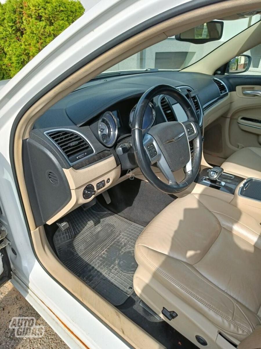 Balts Chrysler 300 2012 Šauļi, ar dzinēja tilpumu 3.60 L un nobraukumu 190 tūkst. km par 5500 €, foto 15 vietnē AUTOMOTO.COM.LV