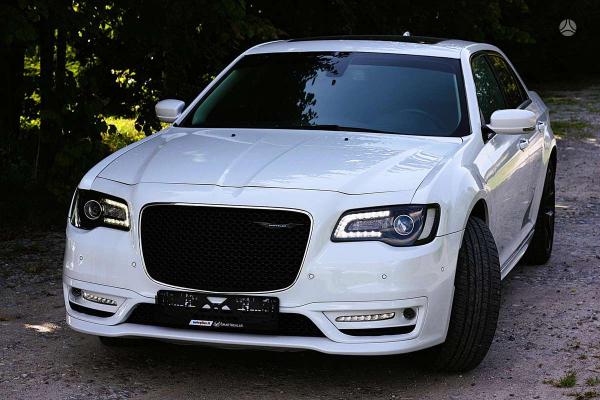 Balts Chrysler 300 2021 Kretinga, ar dzinēja tilpumu 3.60 L un nobraukumu 27 tūkst. km par 18499 €, foto 1 vietnē AUTOMOTO.COM.LV