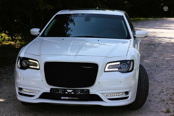 Balts Chrysler 300 2021 Kretinga, ar dzinēja tilpumu 3.60 L un nobraukumu 27 tūkst. km par 18499 €, foto 2 vietnē AUTOMOTO.COM.LV