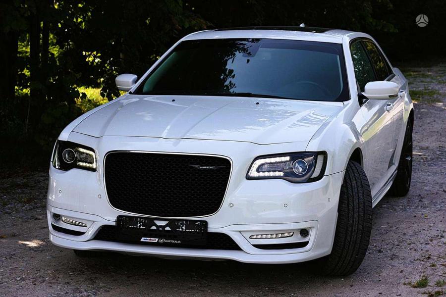 White Chrysler 300 2021 in Kretinga, with an engine capacity of 3.60 L and mileage of 27 thousand km for 18499 €, photo 1 on AUTOMOTO.COM.LV