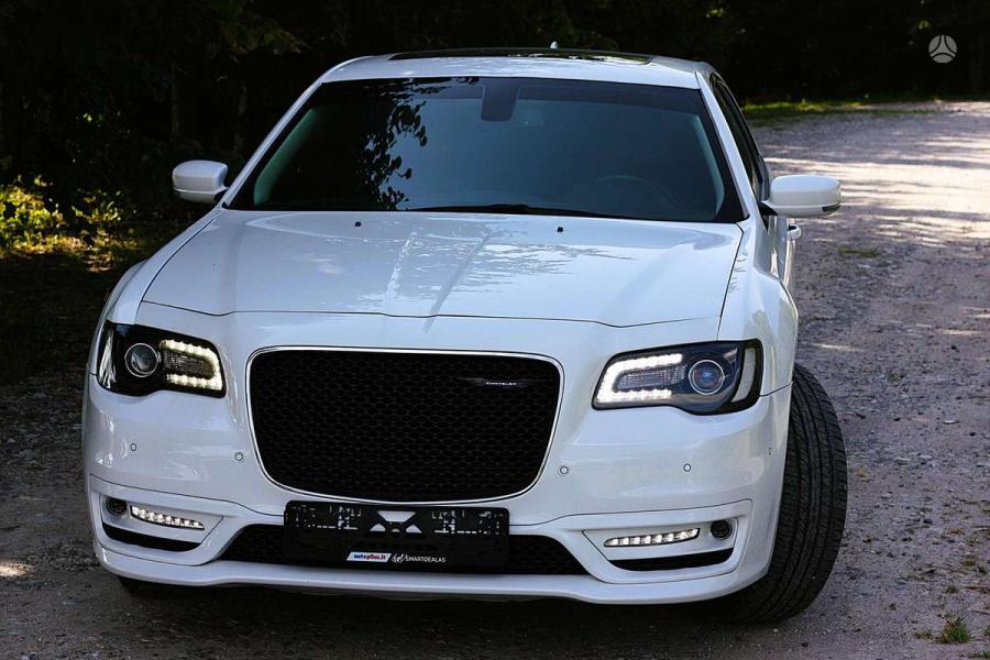 White Chrysler 300 2021 in Kretinga, with an engine capacity of 3.60 L and mileage of 27 thousand km for 18499 €, photo 3 on AUTOMOTO.COM.LV
