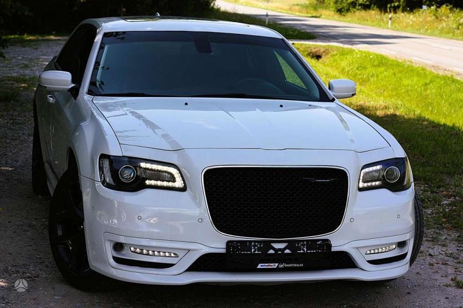 White Chrysler 300 2021 in Kretinga, with an engine capacity of 3.60 L and mileage of 27 thousand km for 18499 €, photo 4 on AUTOMOTO.COM.LV