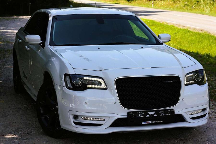 White Chrysler 300 2021 in Kretinga, with an engine capacity of 3.60 L and mileage of 27 thousand km for 18499 €, photo 5 on AUTOMOTO.COM.LV