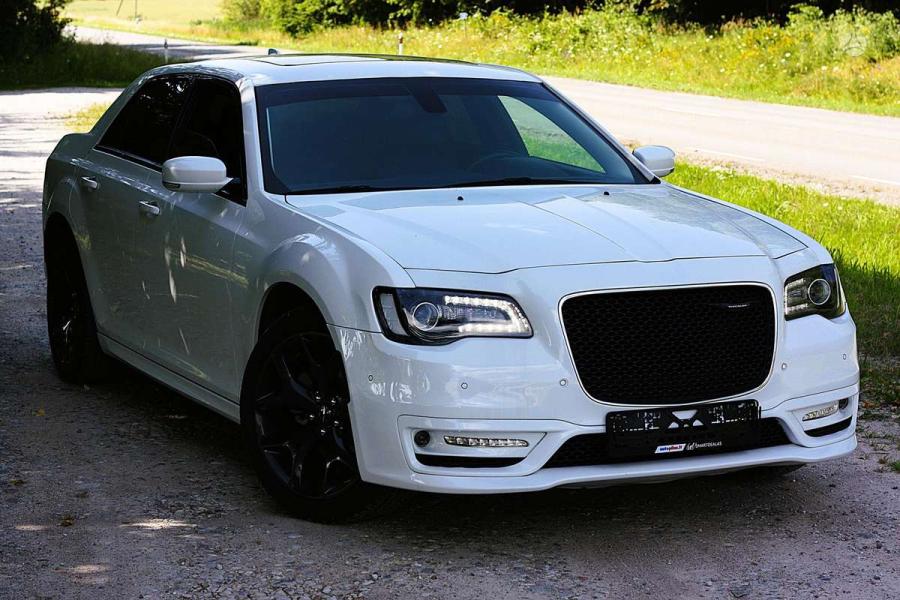 White Chrysler 300 2021 in Kretinga, with an engine capacity of 3.60 L and mileage of 27 thousand km for 18499 €, photo 6 on AUTOMOTO.COM.LV