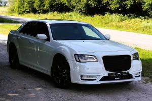 White Chrysler 300 2021 in Kretinga, with an engine capacity of 3.60 L and mileage of 27 thousand km for 18499 €, photo 7 on AUTOMOTO.COM.LV