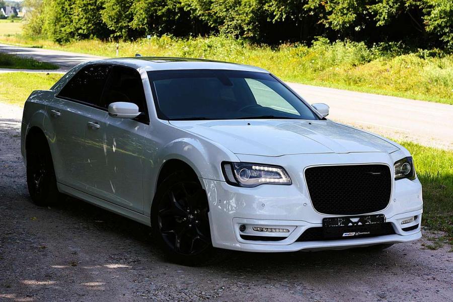White Chrysler 300 2021 in Kretinga, with an engine capacity of 3.60 L and mileage of 27 thousand km for 18499 €, photo 7 on AUTOMOTO.COM.LV
