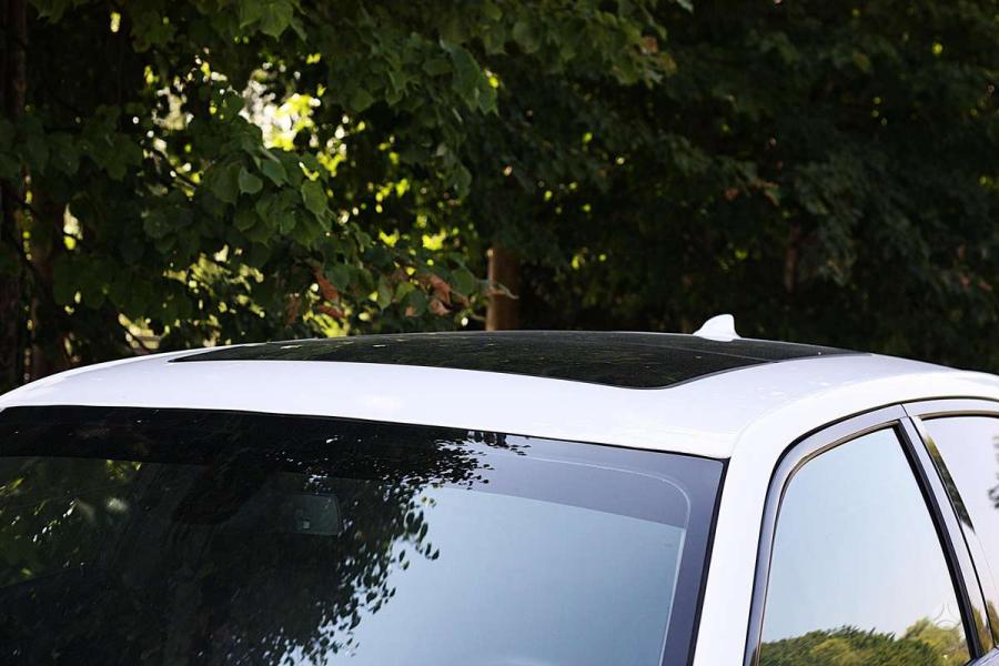 White Chrysler 300 2021 in Kretinga, with an engine capacity of 3.60 L and mileage of 27 thousand km for 18499 €, photo 8 on AUTOMOTO.COM.LV