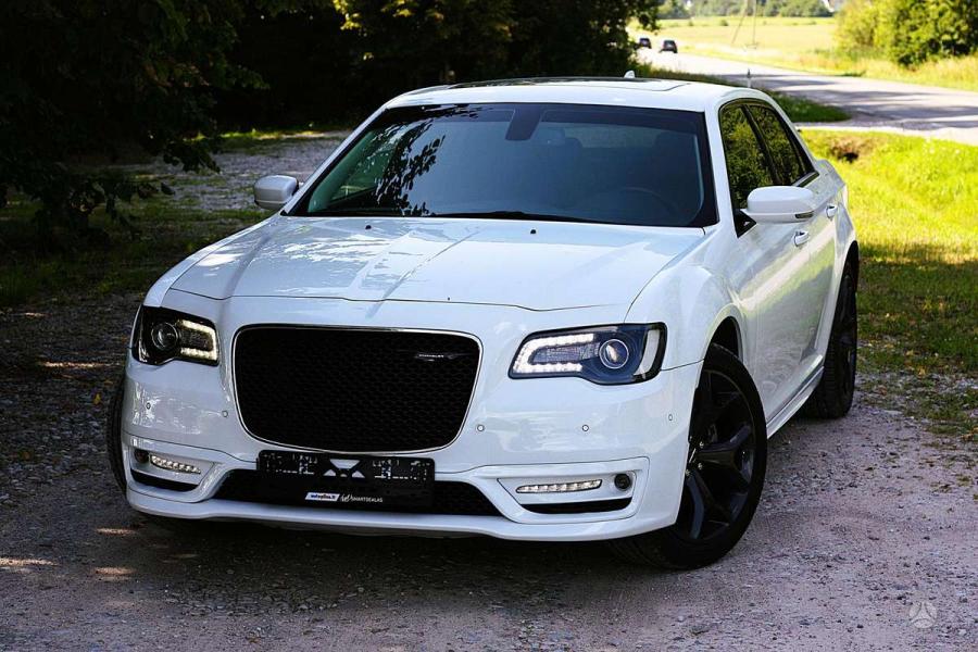 White Chrysler 300 2021 in Kretinga, with an engine capacity of 3.60 L and mileage of 27 thousand km for 18499 €, photo 10 on AUTOMOTO.COM.LV
