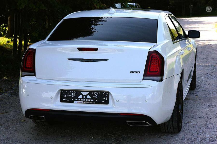 White Chrysler 300 2021 in Kretinga, with an engine capacity of 3.60 L and mileage of 27 thousand km for 18499 €, photo 13 on AUTOMOTO.COM.LV