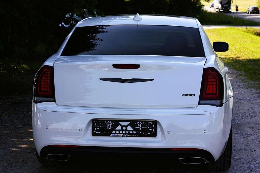 White Chrysler 300 2021 in Kretinga, with an engine capacity of 3.60 L and mileage of 27 thousand km for 18499 €, photo 14 on AUTOMOTO.COM.LV