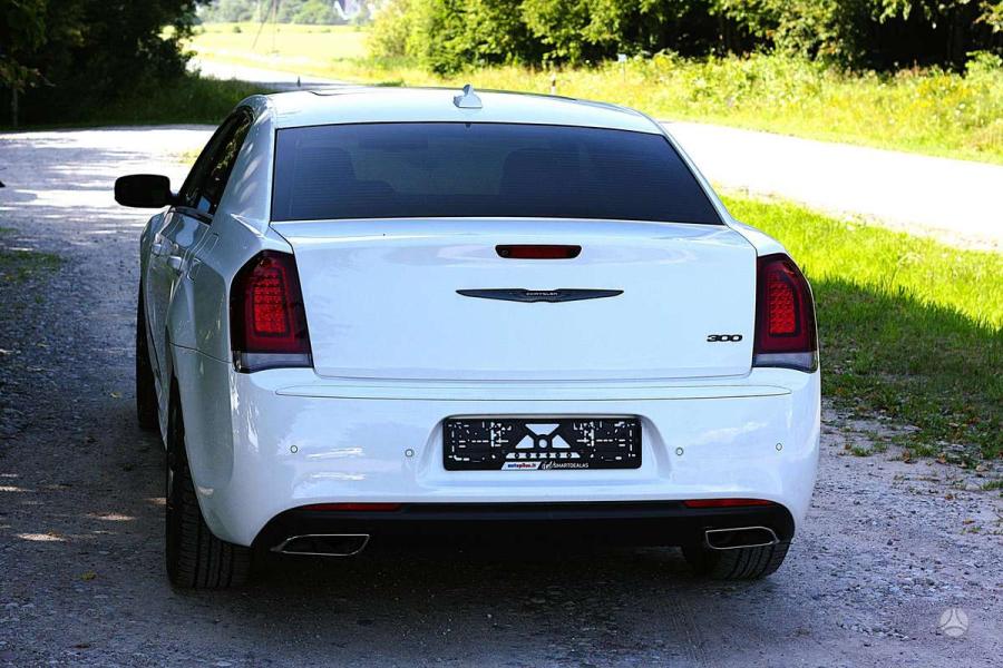 White Chrysler 300 2021 in Kretinga, with an engine capacity of 3.60 L and mileage of 27 thousand km for 18499 €, photo 15 on AUTOMOTO.COM.LV