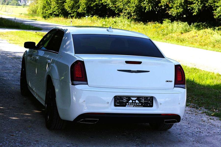 White Chrysler 300 2021 in Kretinga, with an engine capacity of 3.60 L and mileage of 27 thousand km for 18499 €, photo 16 on AUTOMOTO.COM.LV