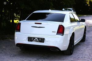 White Chrysler 300 2021 in Kretinga, with an engine capacity of 3.60 L and mileage of 27 thousand km for 18499 €, photo 17 on AUTOMOTO.COM.LV