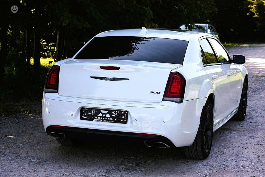 White Chrysler 300 2021 in Kretinga, with an engine capacity of 3.60 L and mileage of 27 thousand km for 18499 €, photo 17 on AUTOMOTO.COM.LV