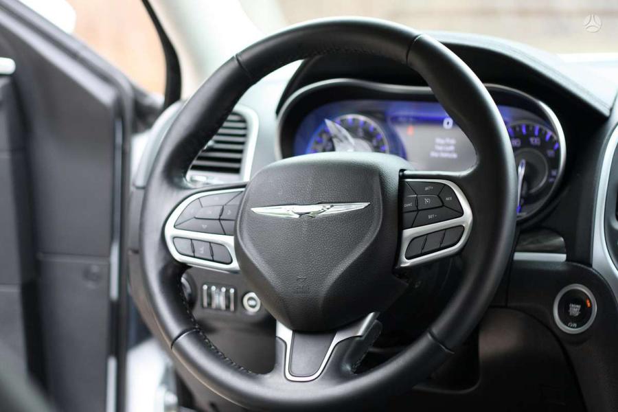 White Chrysler 300 2021 in Kretinga, with an engine capacity of 3.60 L and mileage of 27 thousand km for 18499 €, photo 19 on AUTOMOTO.COM.LV