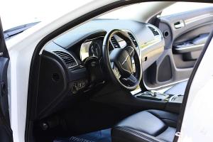 White Chrysler 300 2021 in Kretinga, with an engine capacity of 3.60 L and mileage of 27 thousand km for 18499 €, photo 24 on AUTOMOTO.COM.LV