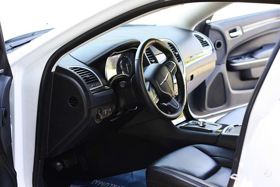 White Chrysler 300 2021 in Kretinga, with an engine capacity of 3.60 L and mileage of 27 thousand km for 18499 €, photo 24 on AUTOMOTO.COM.LV