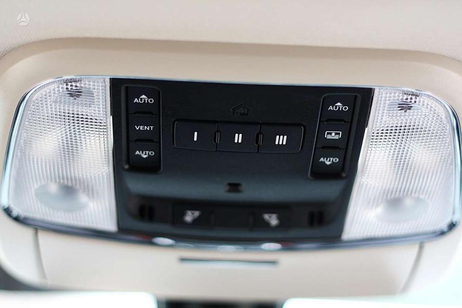 White Chrysler 300 2021 in Kretinga, with an engine capacity of 3.60 L and mileage of 27 thousand km for 18499 €, photo 30 on AUTOMOTO.COM.LV