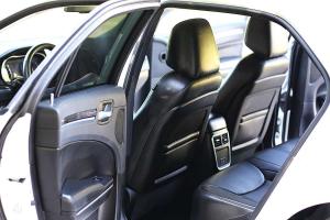 White Chrysler 300 2021 in Kretinga, with an engine capacity of 3.60 L and mileage of 27 thousand km for 18499 €, photo 38 on AUTOMOTO.COM.LV