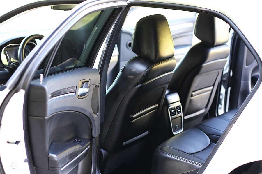 White Chrysler 300 2021 in Kretinga, with an engine capacity of 3.60 L and mileage of 27 thousand km for 18499 €, photo 38 on AUTOMOTO.COM.LV