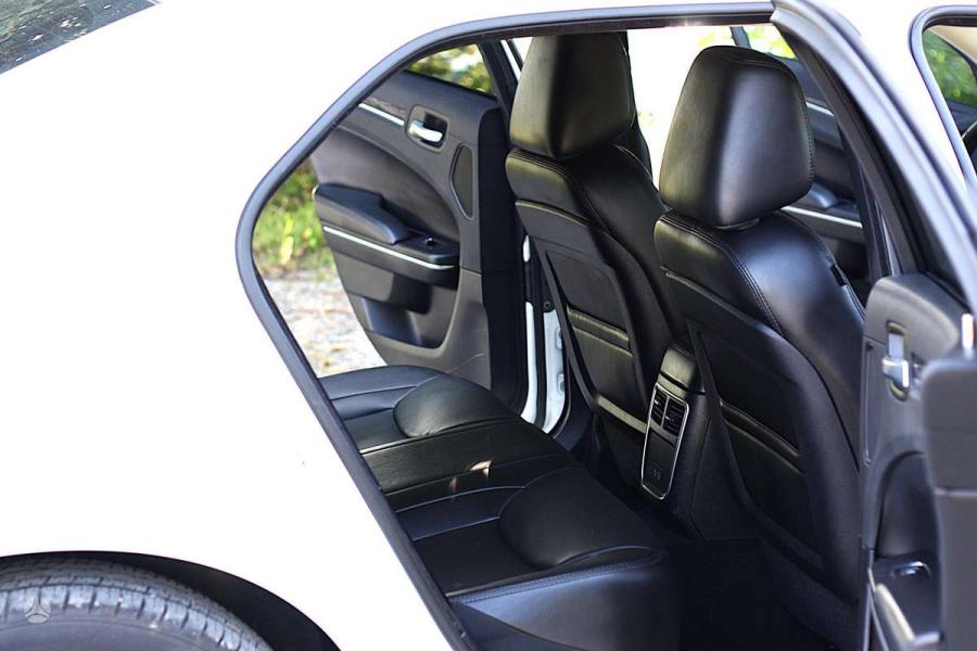 White Chrysler 300 2021 in Kretinga, with an engine capacity of 3.60 L and mileage of 27 thousand km for 18499 €, photo 39 on AUTOMOTO.COM.LV