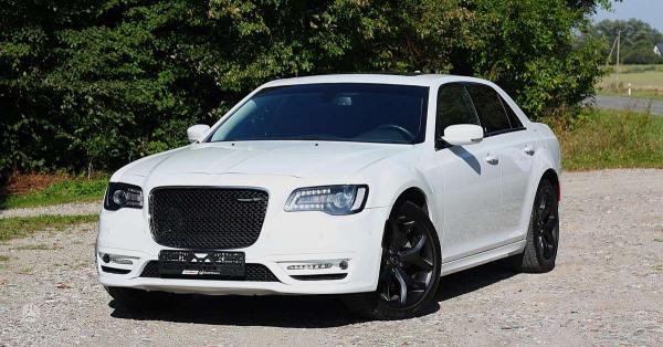 White Chrysler 300 2021 in Kretinga, with an engine capacity of 3.60 L and mileage of 27 thousand km for 17900 €, photo 1 on AUTOMOTO.COM.LV