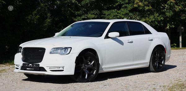 White Chrysler 300 2021 in Kretinga, with an engine capacity of 3.60 L and mileage of 27 thousand km for 17900 €, photo 3 on AUTOMOTO.COM.LV
