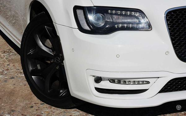 White Chrysler 300 2021 in Kretinga, with an engine capacity of 3.60 L and mileage of 27 thousand km for 17900 €, photo 7 on AUTOMOTO.COM.LV