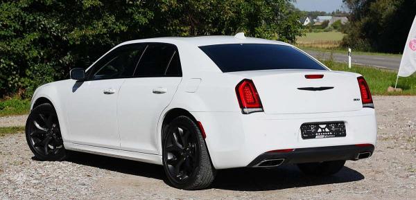 White Chrysler 300 2021 in Kretinga, with an engine capacity of 3.60 L and mileage of 27 thousand km for 17900 €, photo 10 on AUTOMOTO.COM.LV