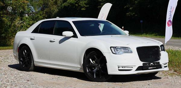 Chrysler 300 2021 in Kretinga on AUTOMOTO.COM.LV White Chrysler 300 2021 in Kretinga, with an engine capacity of 3.60 L and mileage of 27 thousand km for 17900 €, photo 3 on AUTOMOTO.COM.LV
