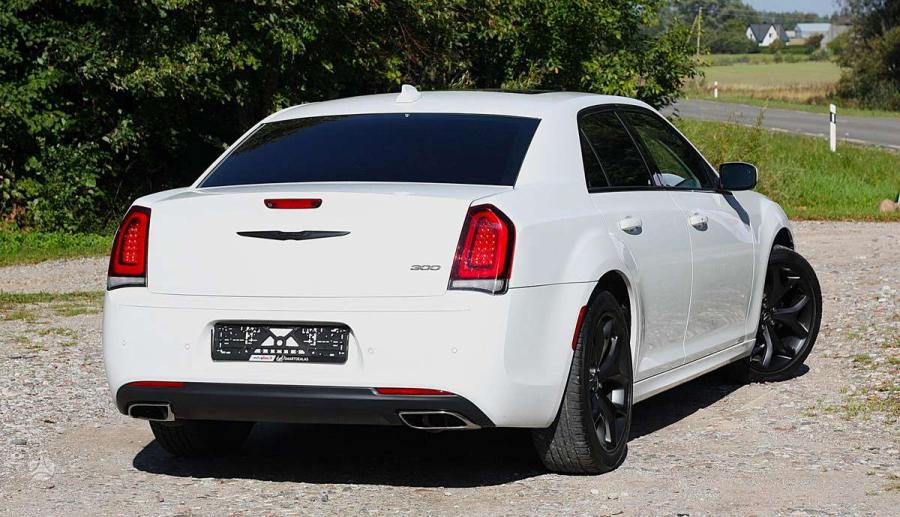 Balts Chrysler 300 2021 Kretinga, ar dzinēja tilpumu 3.60 L un nobraukumu 27 tūkst. km par 17900 €, foto 15 vietnē AUTOMOTO.COM.LV