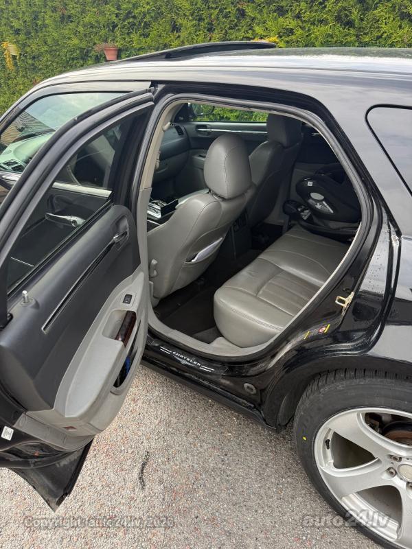 Black Chrysler 300C 2006 in Tallinn, with an engine capacity of 3.00 L and mileage of 354 thousand km for 6000 €, photo 8 on AUTOMOTO.COM.LV