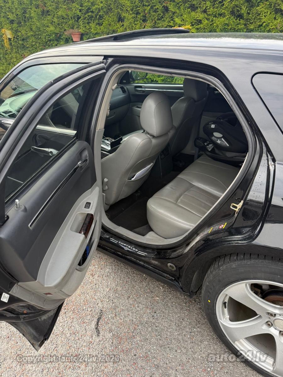 Melns Chrysler 300C 2006 Tallina, ar dzinēja tilpumu 3.00 L un nobraukumu 354 tūkst. km par 6000 €, foto 9 vietnē AUTOMOTO.COM.LV